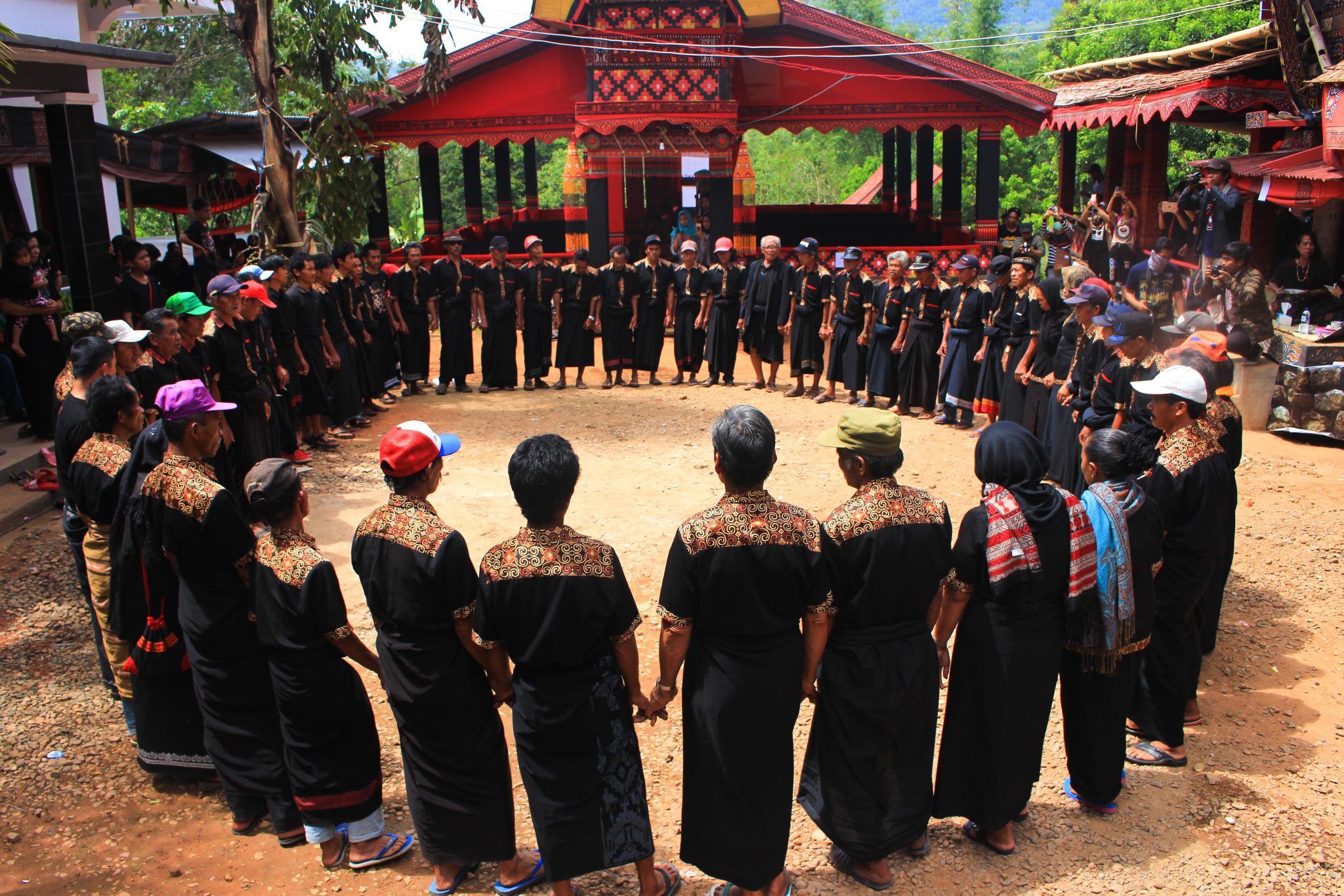 Tarian Ma'Badong: Tarian Tradisional Tanah Toraja | Badan Kebudayaan ...